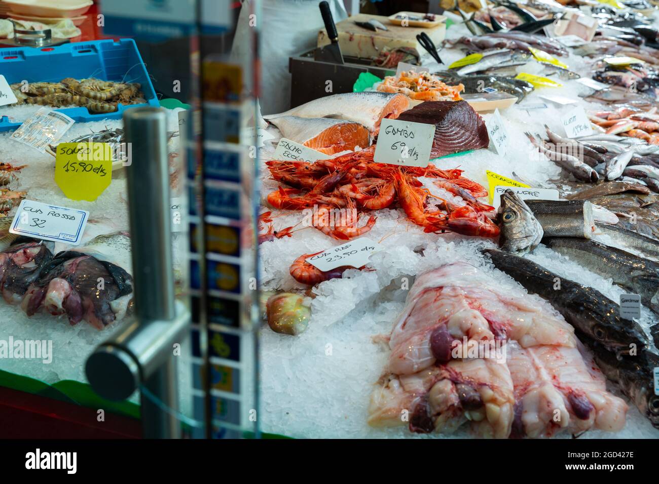 Showcase of seafood market Stock Photo - Alamy