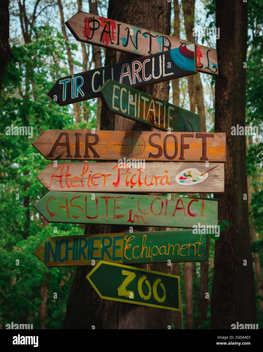 Zoo sign arrow hi-res stock photography and images - Alamy