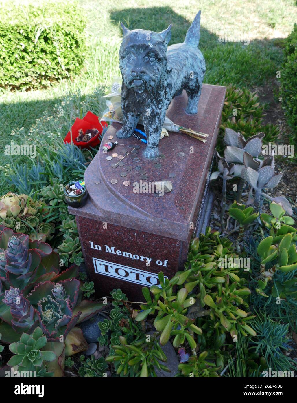 Toto wizard of oz grave hi-res stock photography and images - Alamy