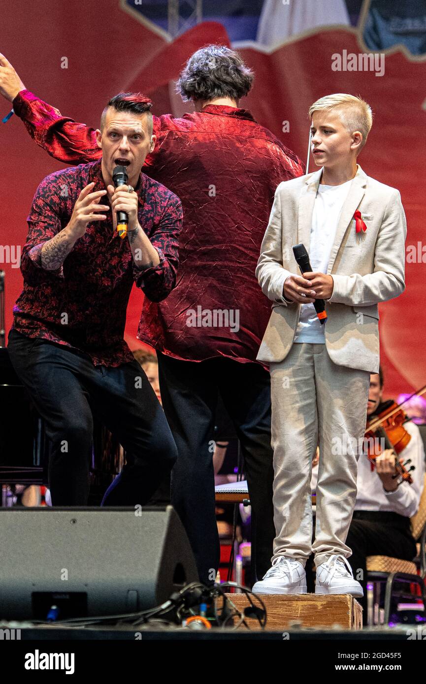 The Dark Tenor Billy Andrews (41) und The Voice Kids Finalist Phil ...