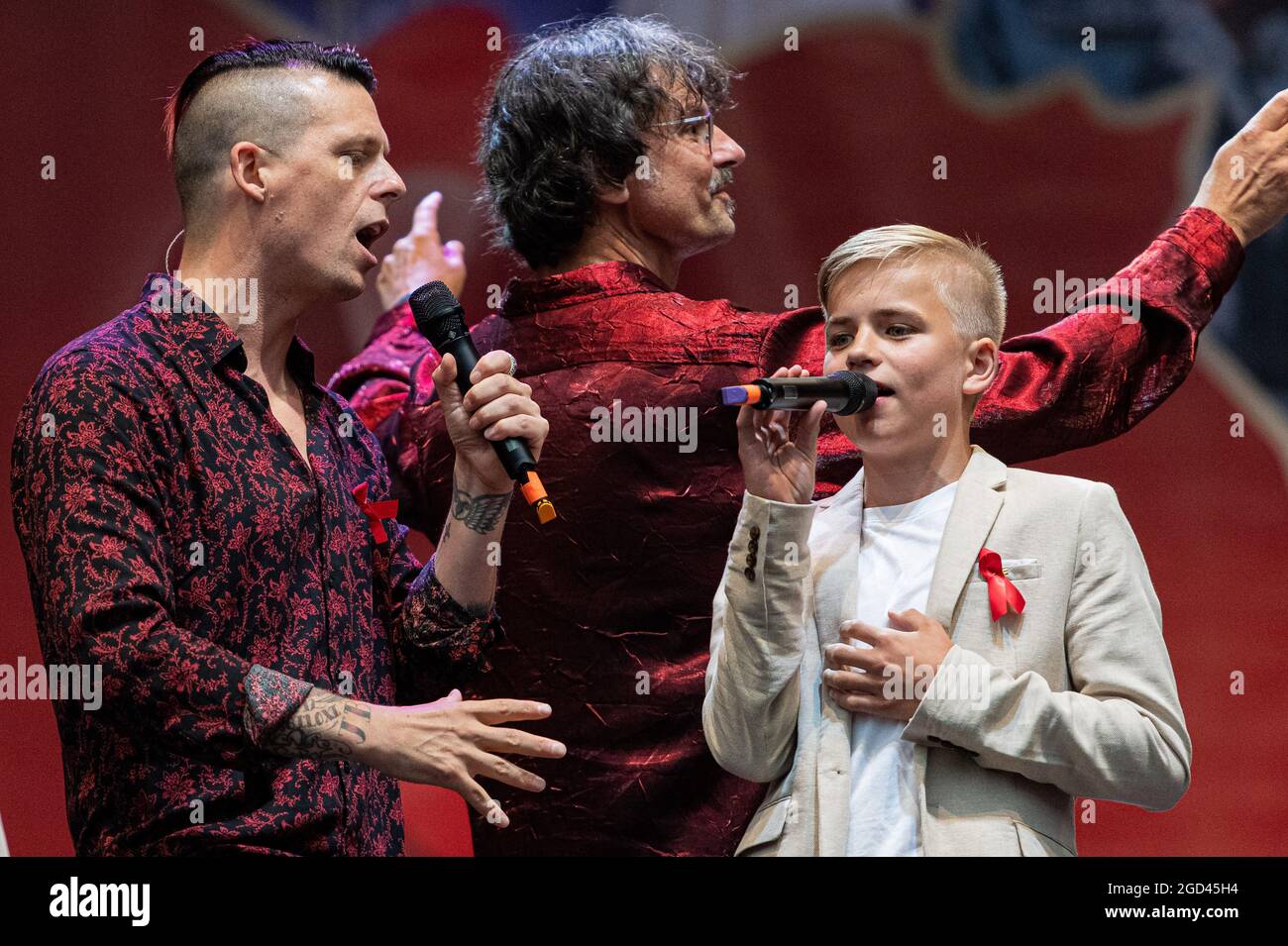 The Dark Tenor Billy Andrews (41) und The Voice Kids Finalist Phil ...