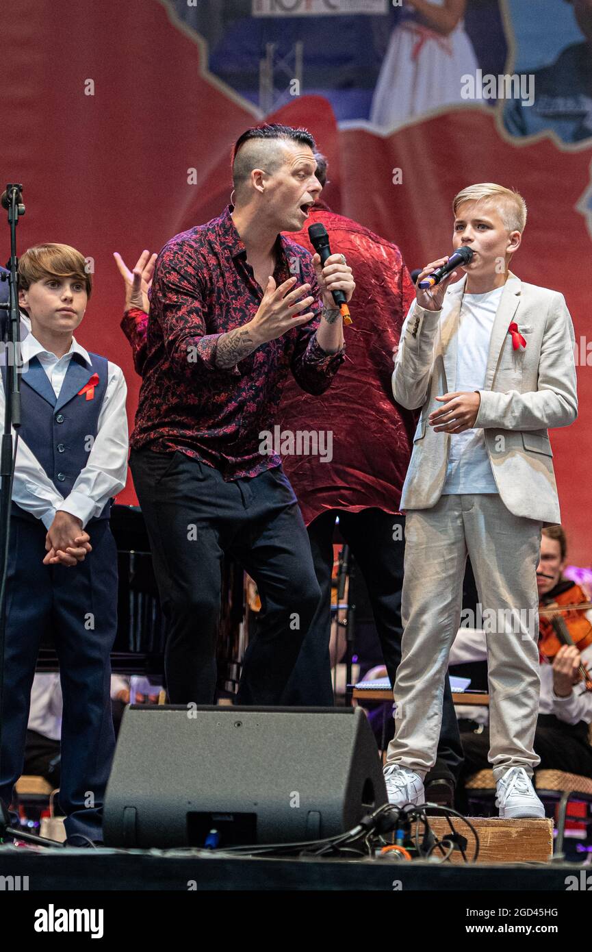 The Dark Tenor Billy Andrews (41) und The Voice Kids Finalist Phil ...