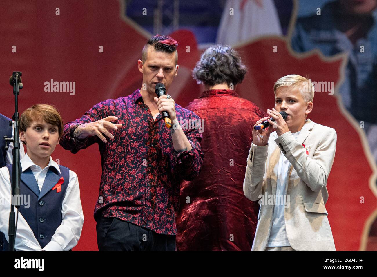 The Dark Tenor Billy Andrews (41) und The Voice Kids Finalist Phil ...