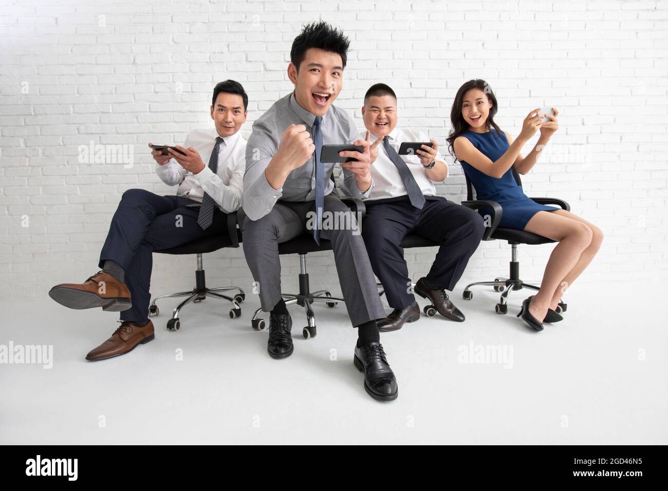 Business people using smartphone Stock Photo - Alamy