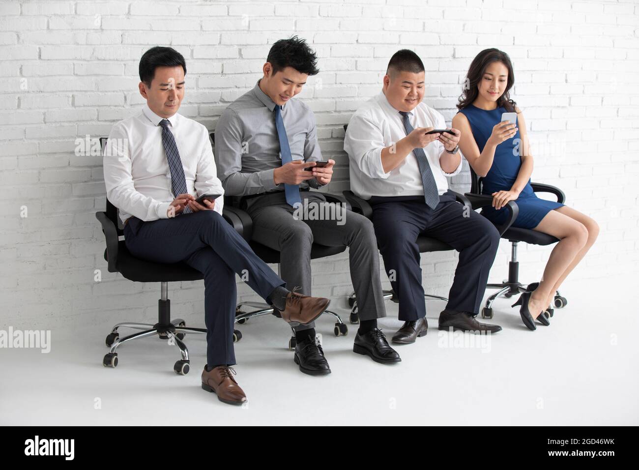 Business people using smartphone Stock Photo - Alamy