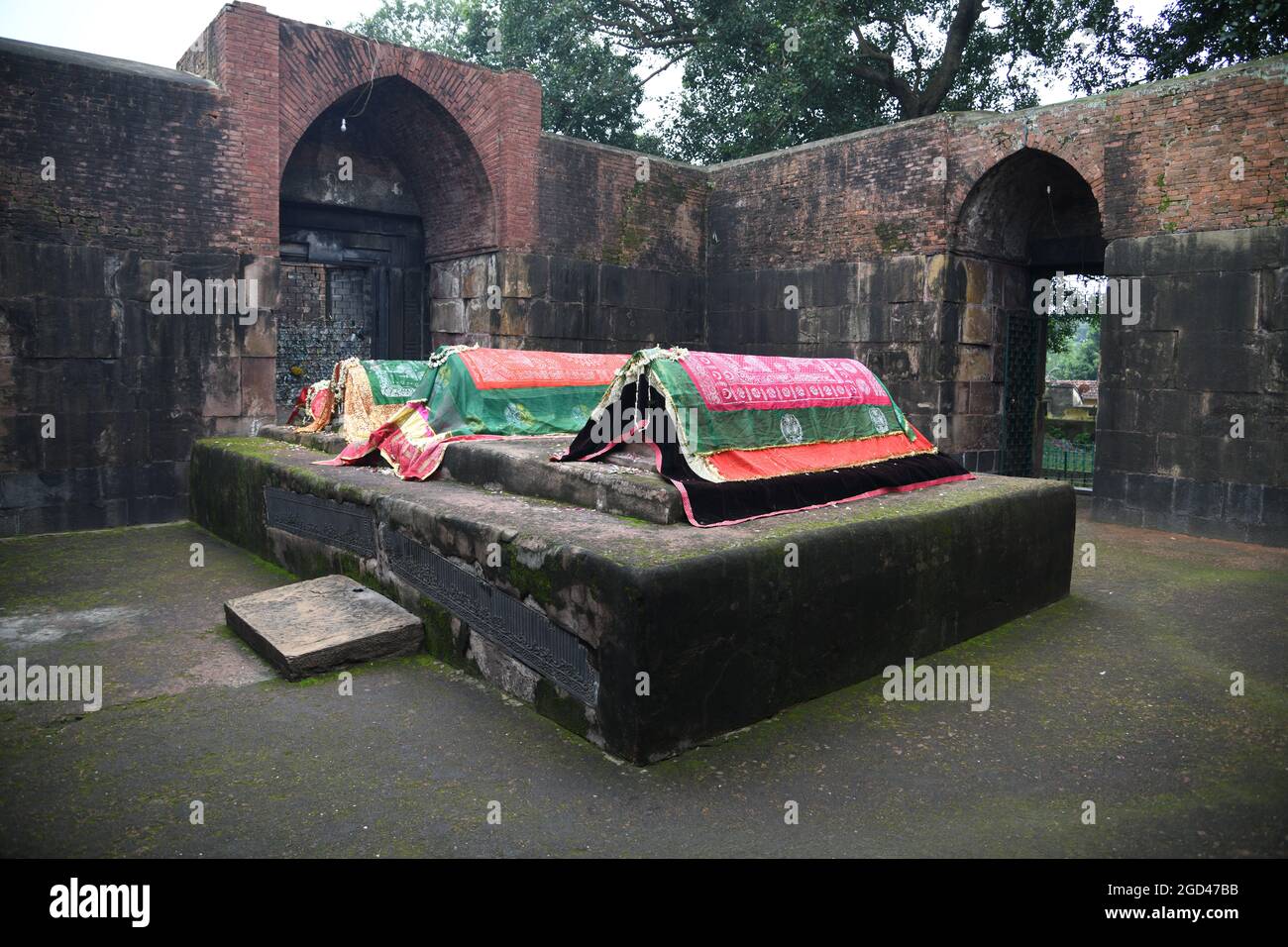 Graves at western chamber of Zafar Khan Ghazi Dargah. Tribeni, Hooghly ...