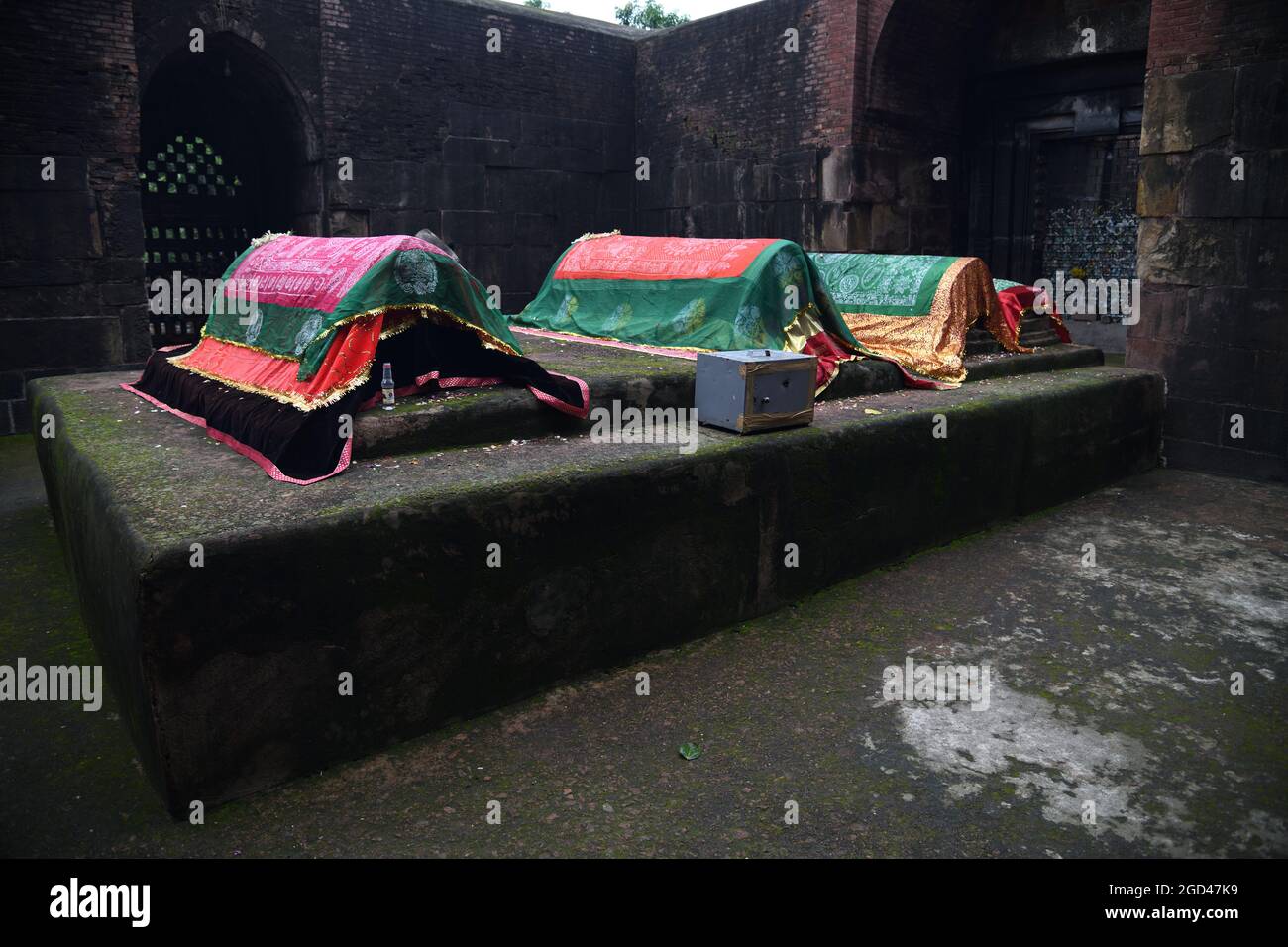 Graves at western chamber of Zafar Khan Ghazi Dargah. Tribeni, Hooghly ...