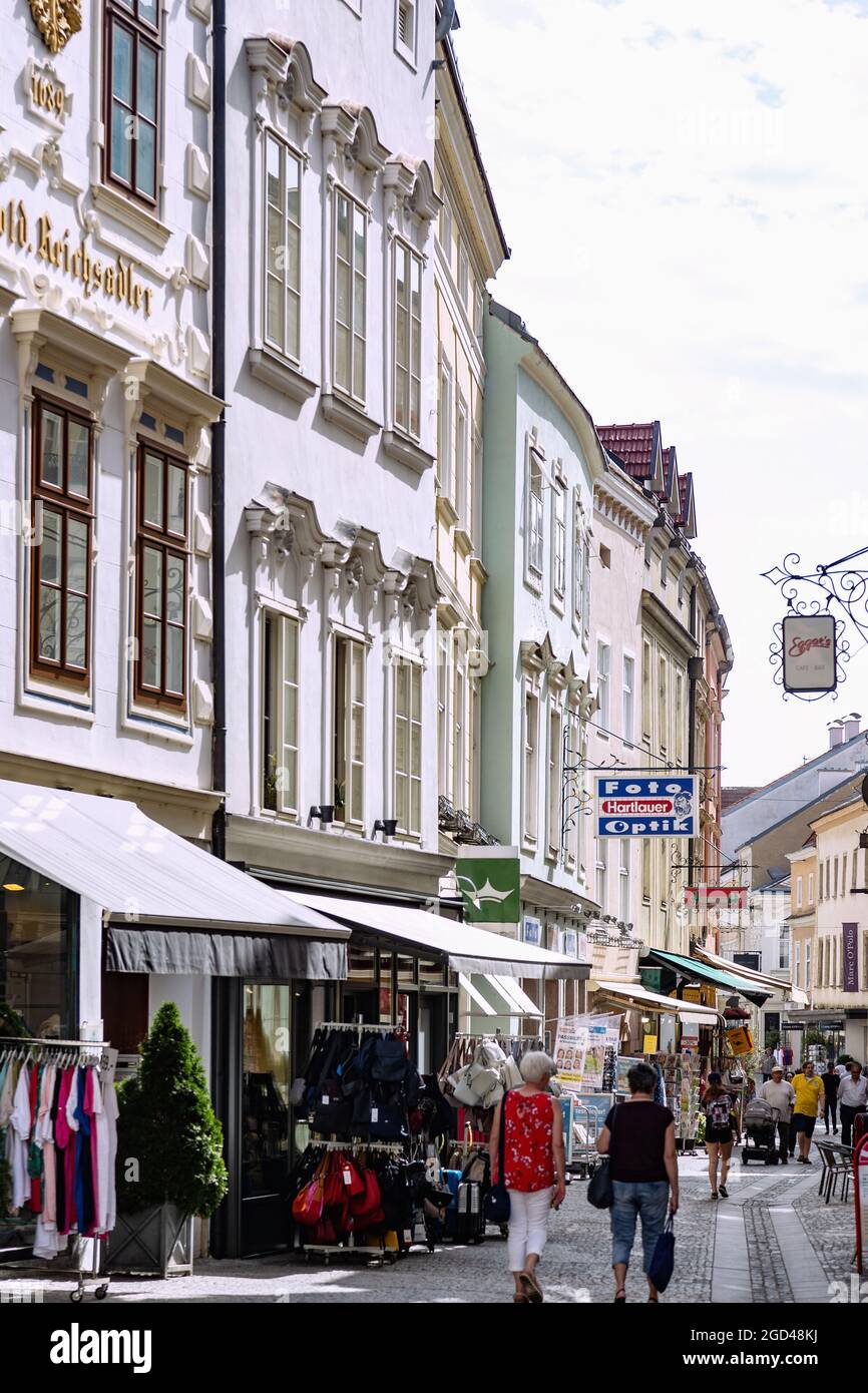 Vienna row houses hi-res stock photography and images - Alamy