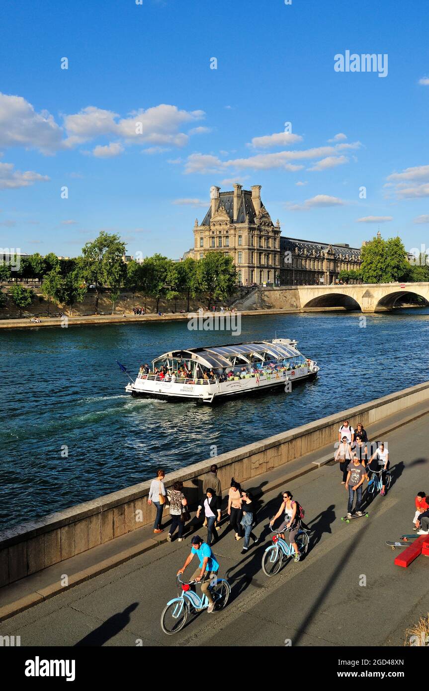 France paris batobus louvre hi-res stock photography and images - Alamy