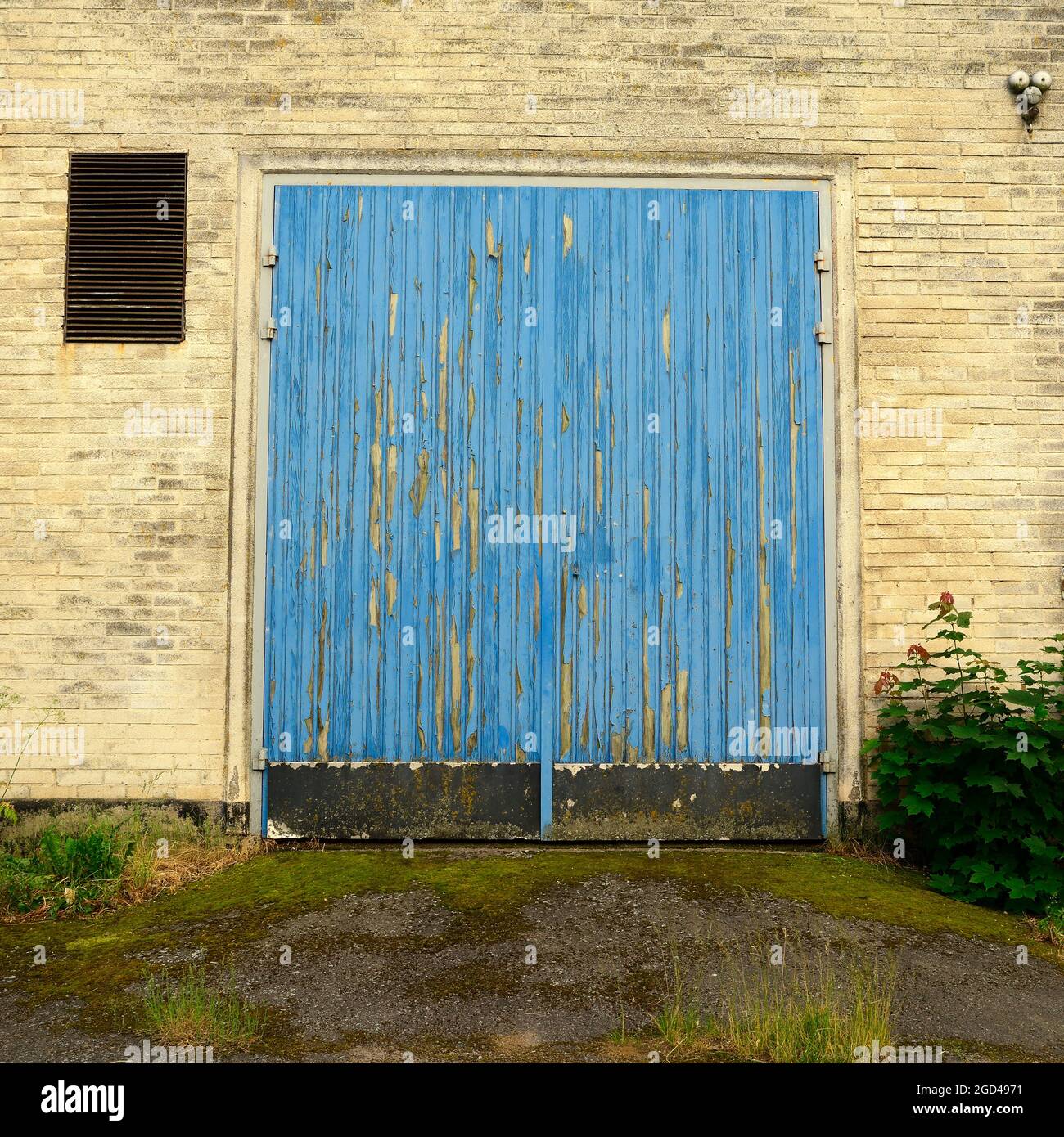 Old garage door lot hi-res stock photography and images - Alamy