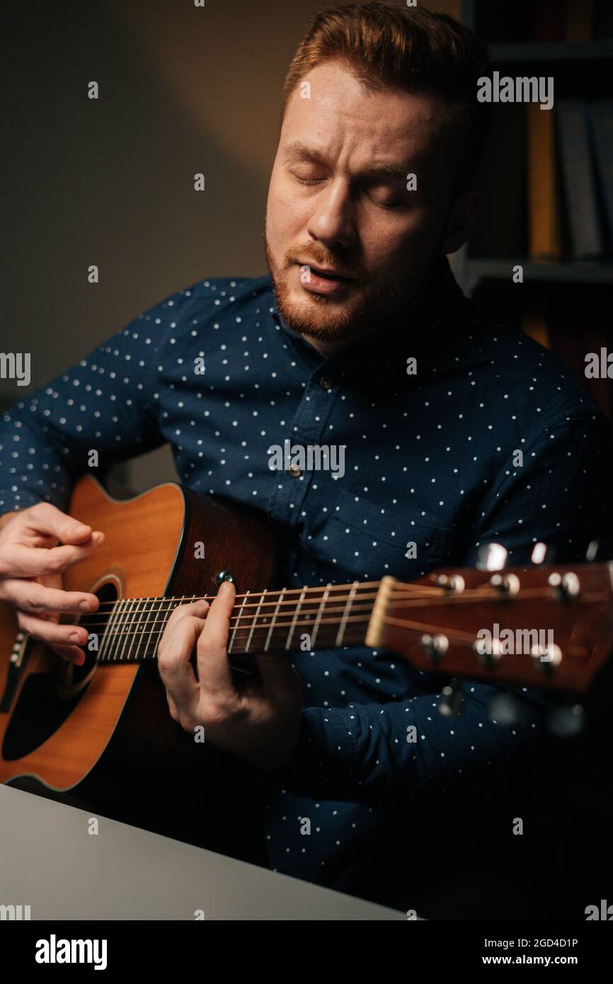 Young guitar player fun home hi-res stock photography and images - Alamy