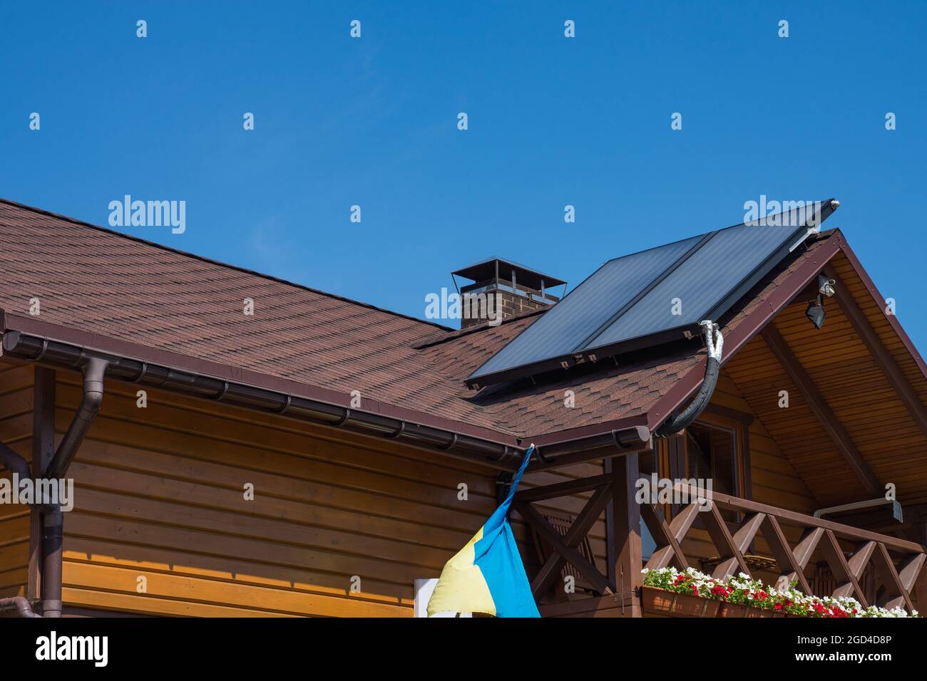 Solar thermal individual heating system for hot water on bitumen ...