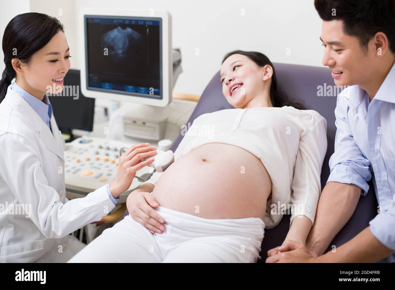 Pregnant woman having fetal sonogram Stock Photo - Alamy