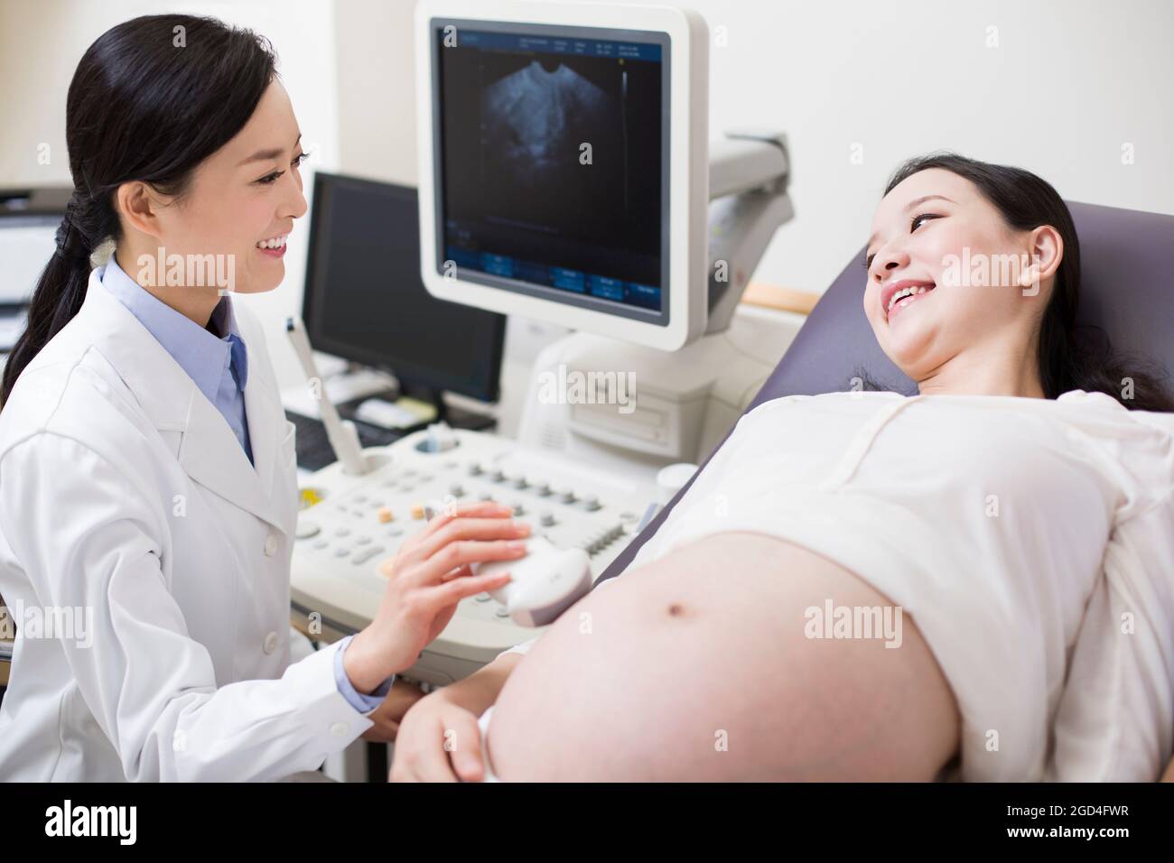Pregnant woman having fetal sonogram Stock Photo - Alamy