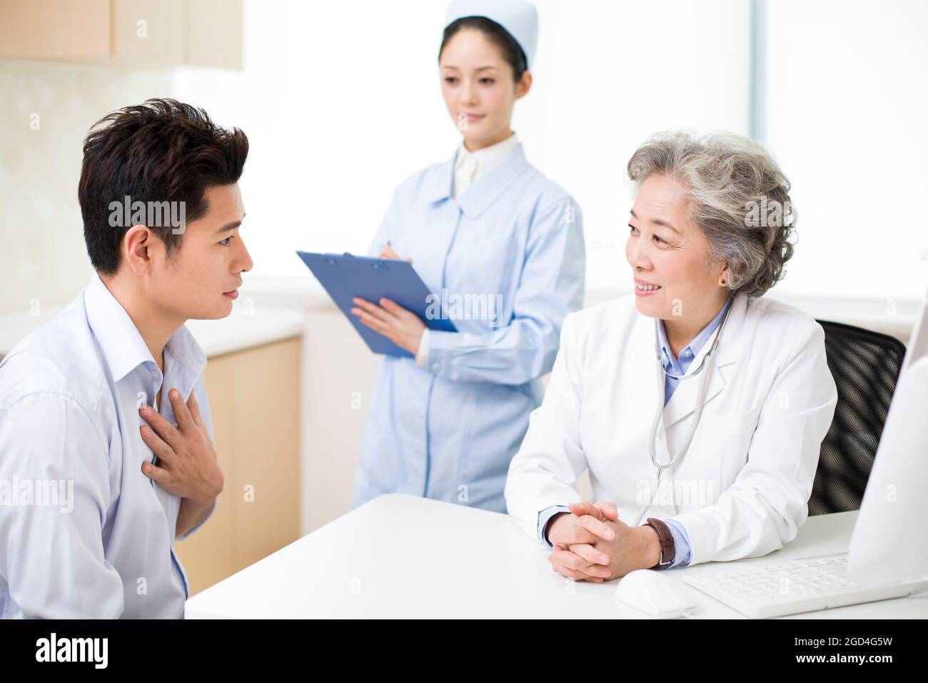 Doctor nurses chart worried hi-res stock photography and images - Alamy