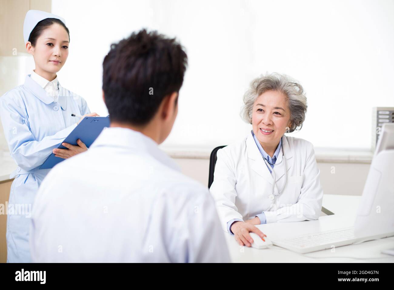 Patient asking for advice to senior doctor Stock Photo - Alamy