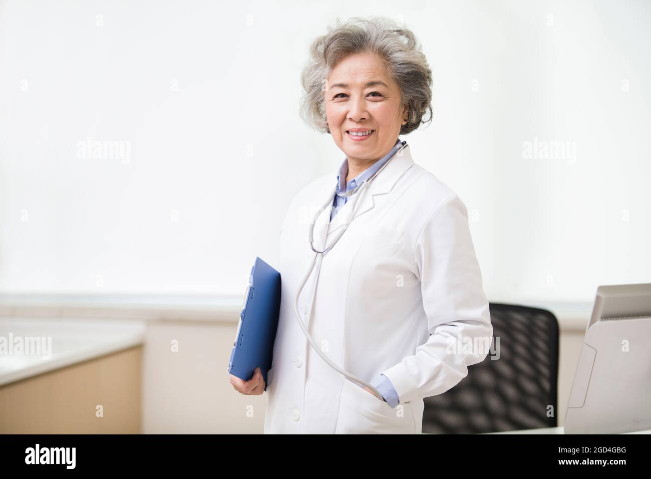 Side view female doctor holding hi-res stock photography and images - Alamy