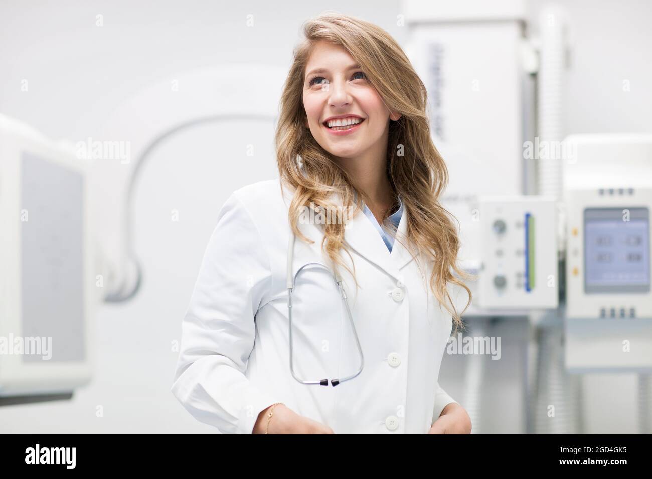 Female doctor with MRI scanner Stock Photo - Alamy