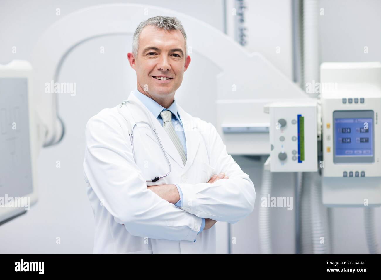 Male doctor with MRI scanner Stock Photo - Alamy