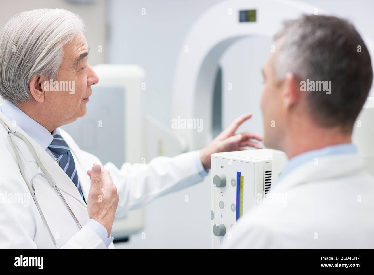 Doctors with MRI scanner Stock Photo - Alamy