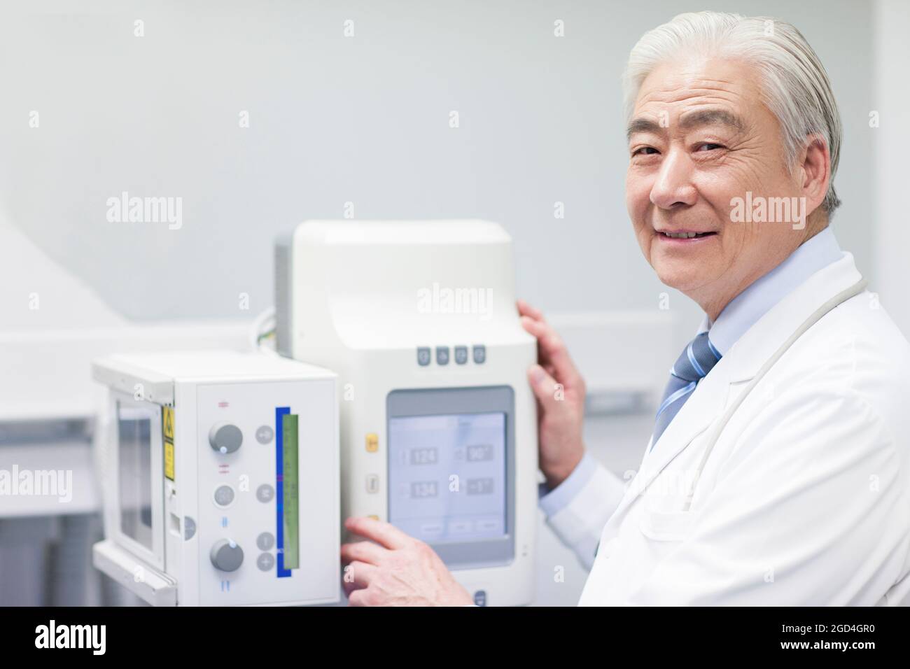Male doctor with MRI scanner Stock Photo - Alamy