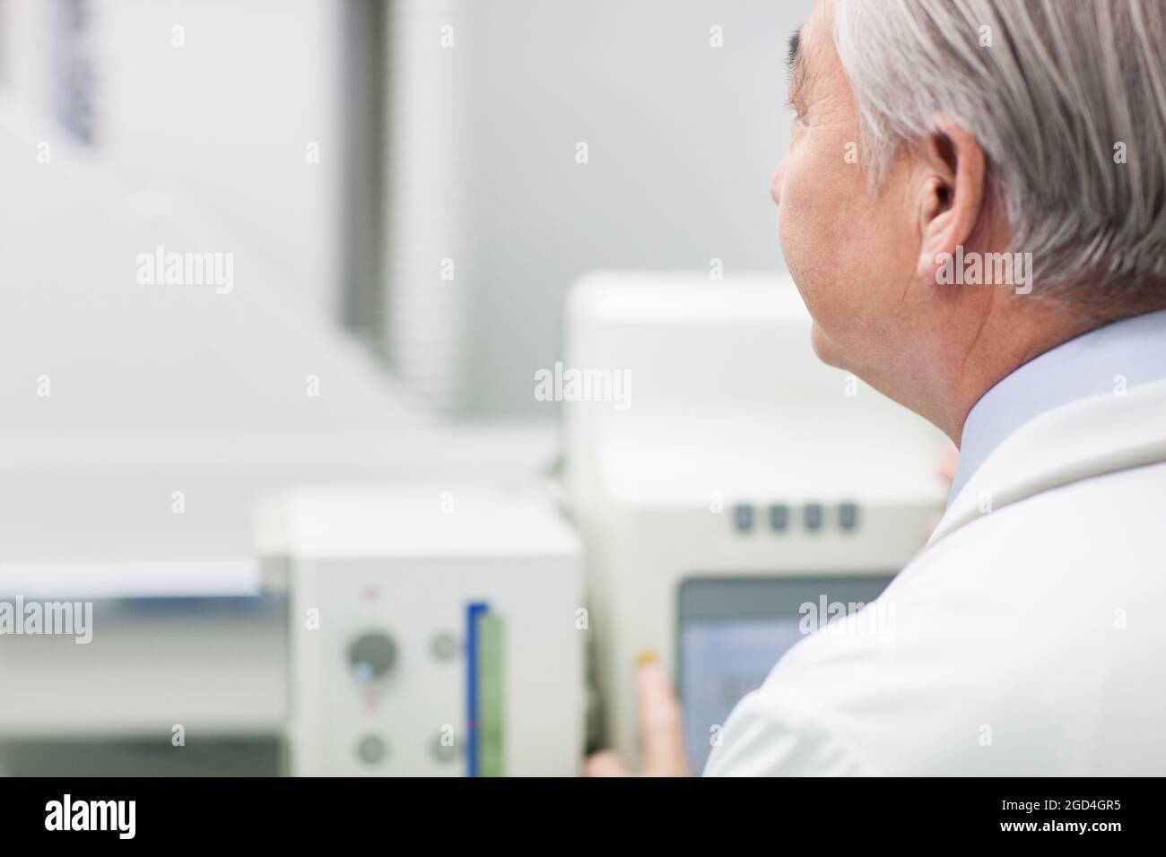 Male doctor with MRI scanner Stock Photo - Alamy