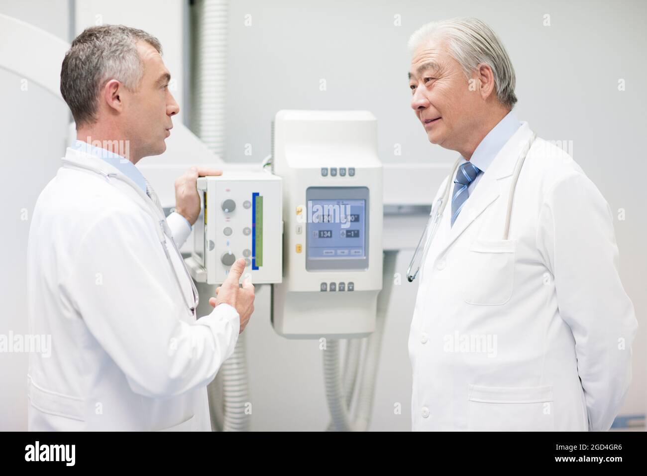 Doctors with MRI scanner Stock Photo - Alamy