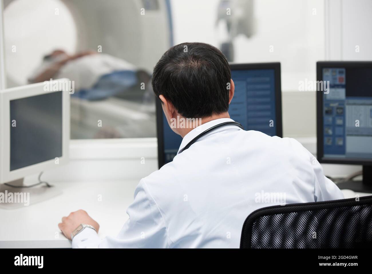 Mri scanning patient asian hi-res stock photography and images - Alamy