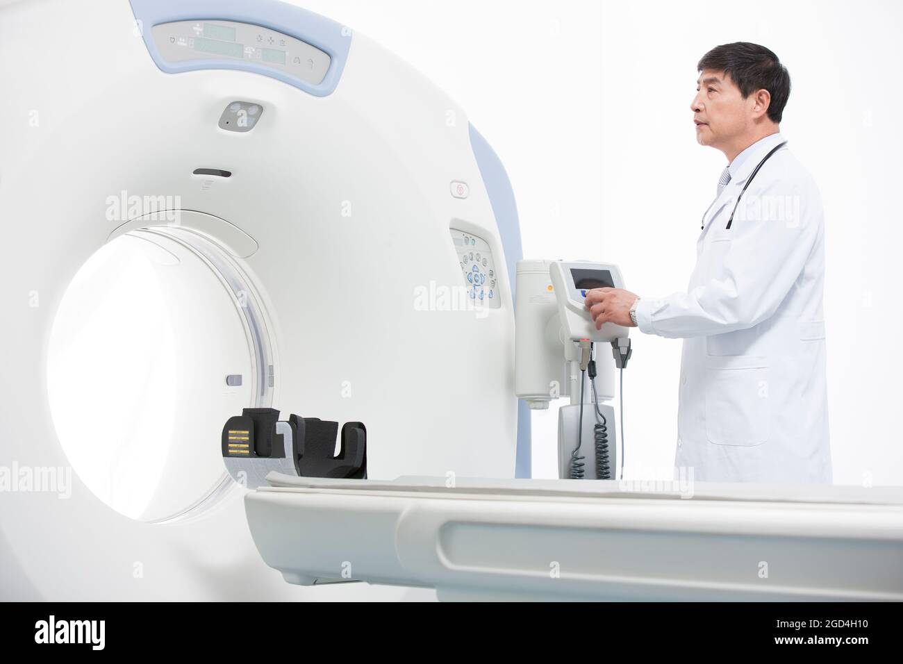 Doctor operating CAT scan machine Stock Photo - Alamy