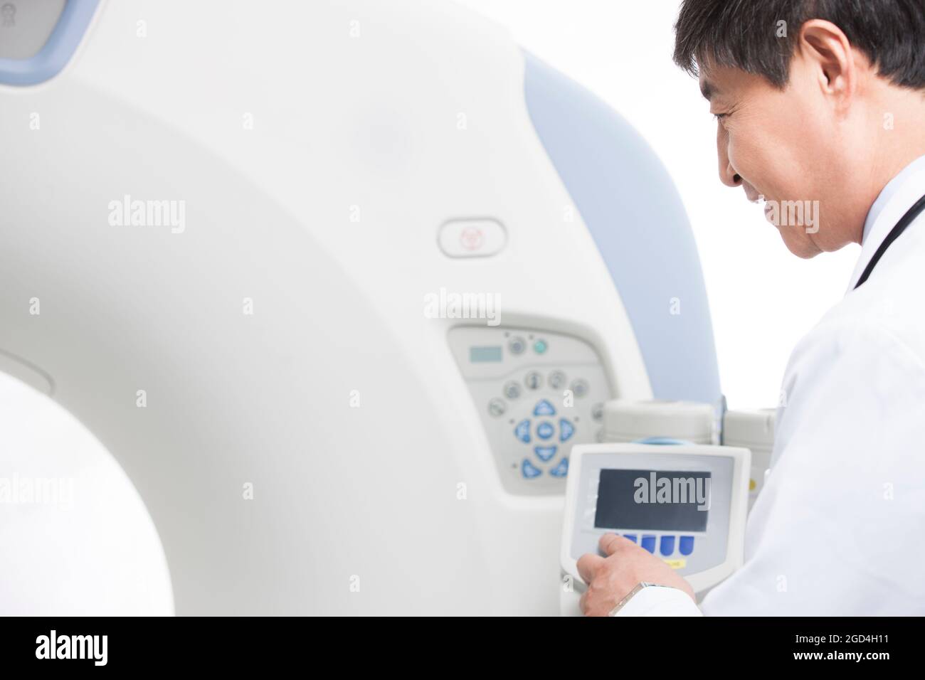 Doctor operating CAT scan machine Stock Photo - Alamy