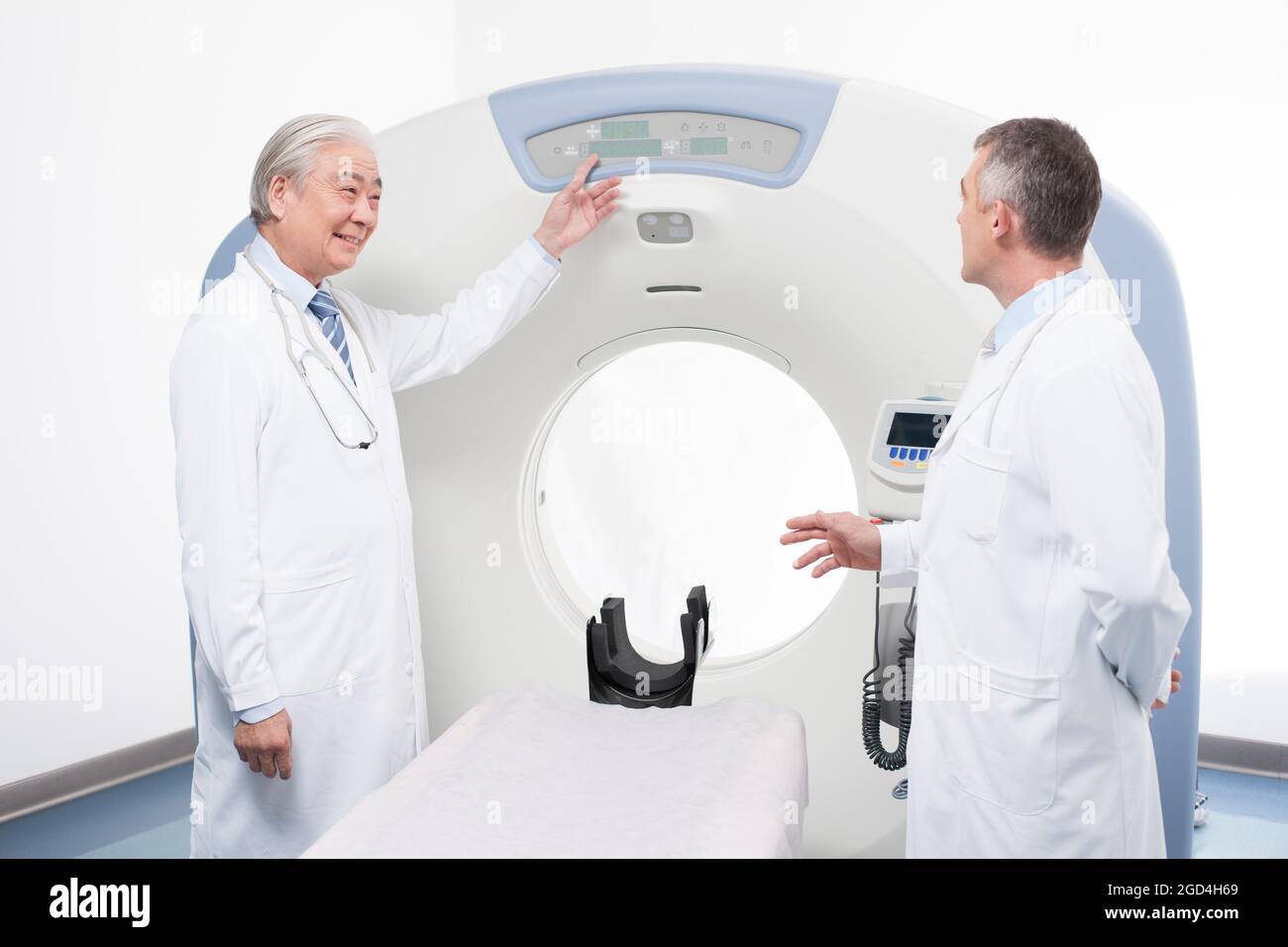 Doctors with MRI scanner Stock Photo - Alamy