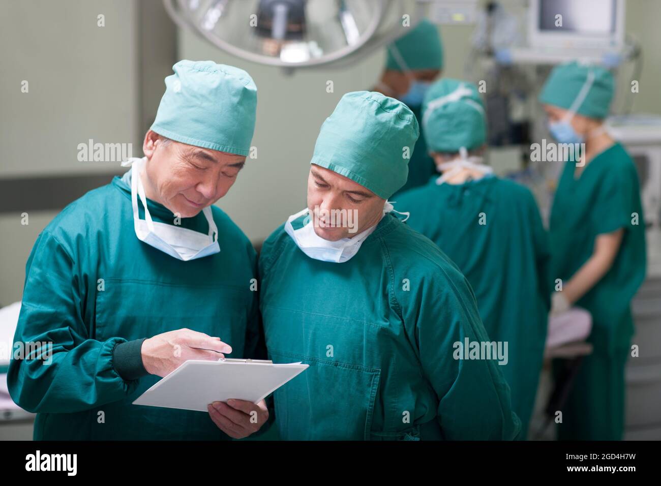 Medical team discussing in surgery room Stock Photo - Alamy