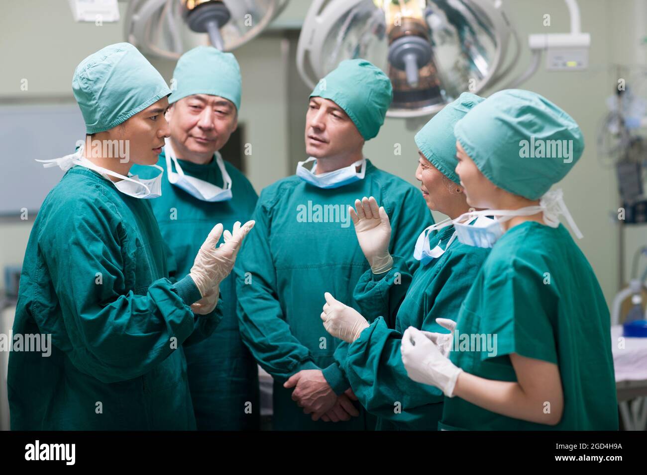 Medical team discussing in surgery room Stock Photo - Alamy