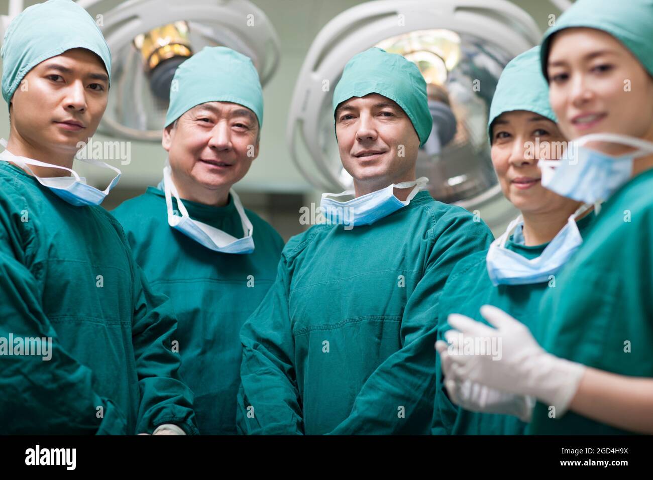 Medical team in surgery room Stock Photo - Alamy