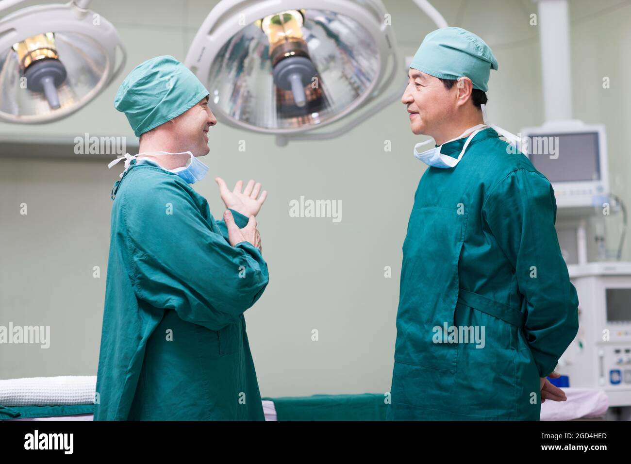 Two surgeons talking hi-res stock photography and images - Alamy
