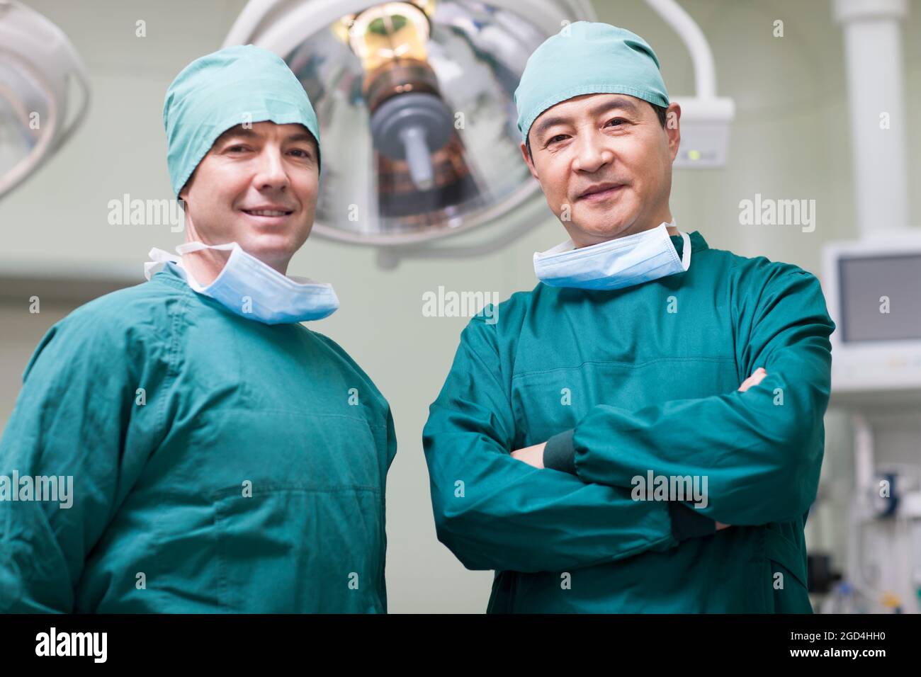 Side view multi ethnic surgeons hi-res stock photography and images - Alamy