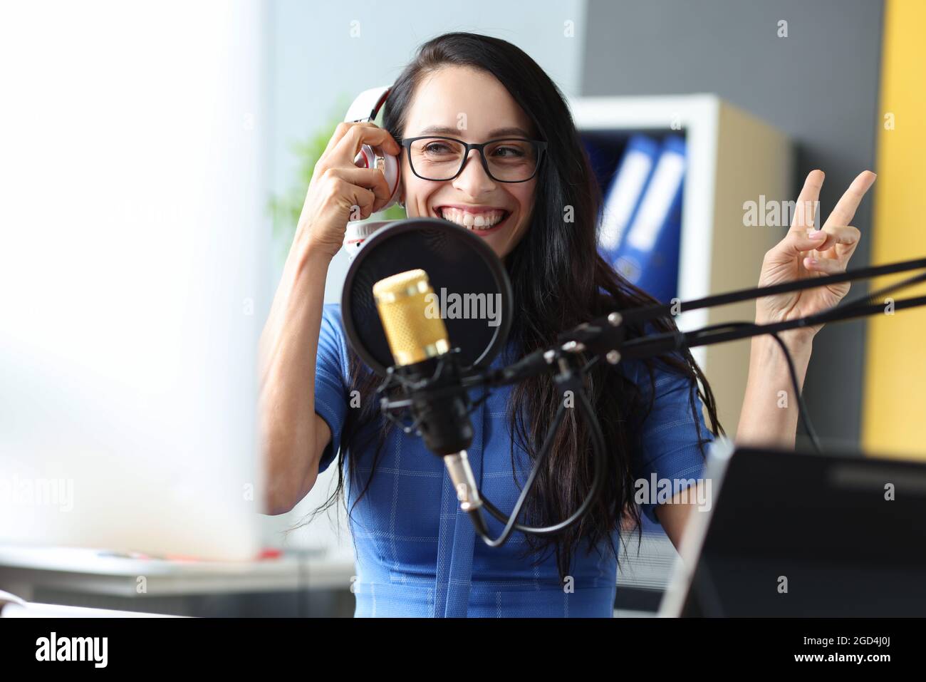 Radio presenter female hi-res stock photography and images - Alamy