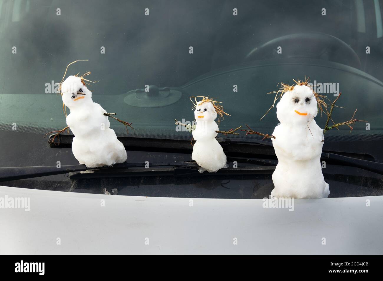 Real snowmen hi-res stock photography and images - Alamy