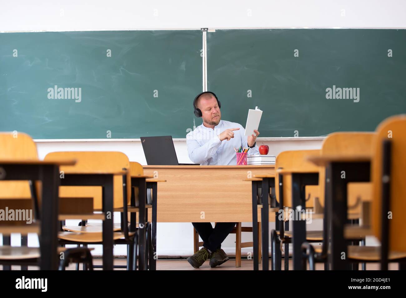 Back to School Concept. School teacher giving virtual teaching remote ...