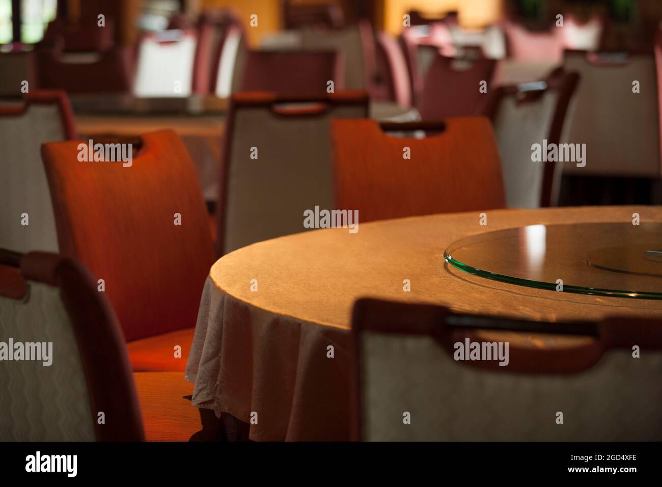 Round table class hi-res stock photography and images - Alamy