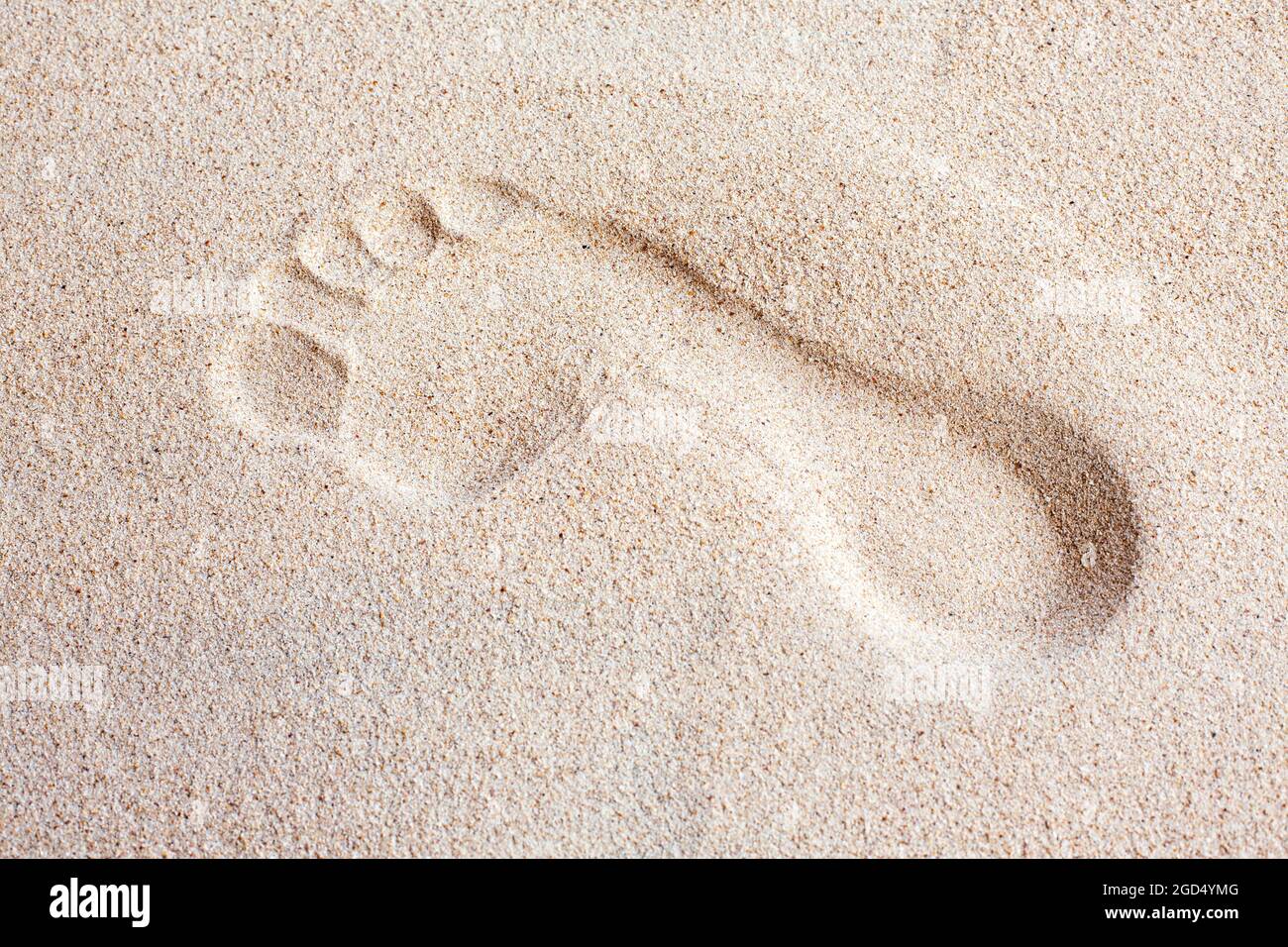 A single foot print imprinted in the sand on the beach Stock Photo - Alamy