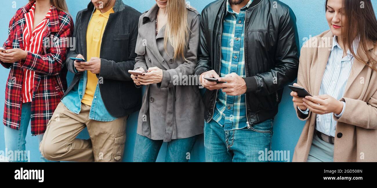 Young people with mobile phones hi-res stock photography and images - Alamy