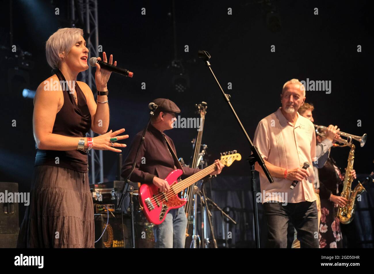 Alison Wheeler and Gaz Birtles of The South performing at Wickham ...