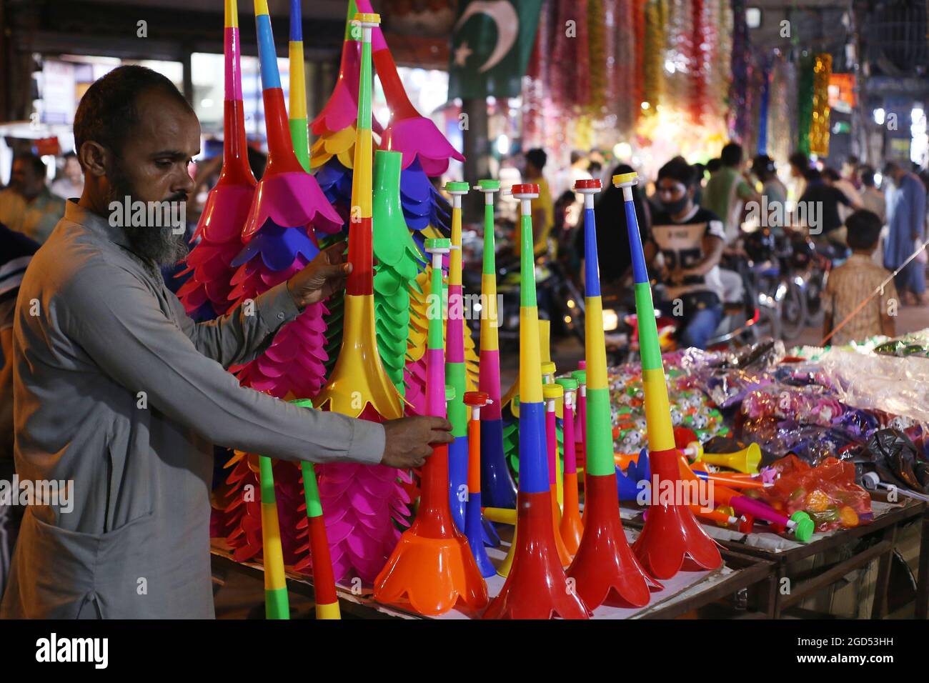 A large number of Pakistani people buying Pakistan's national flags and ...