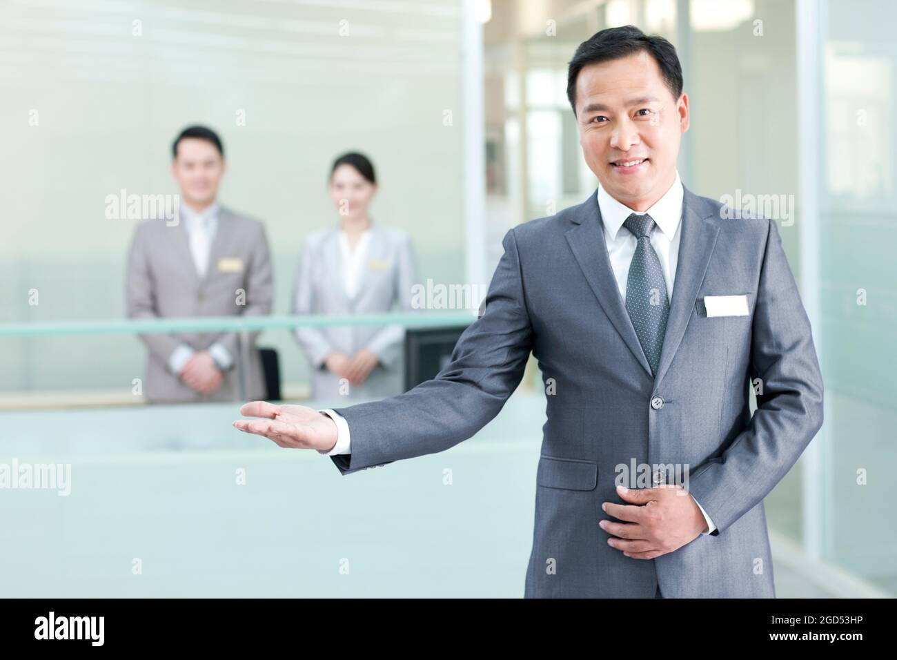 Front desk staff showing hi-res stock photography and images - Alamy