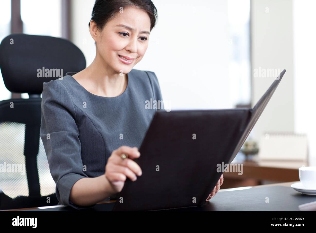 Women office files desk writing hi-res stock photography and images - Alamy