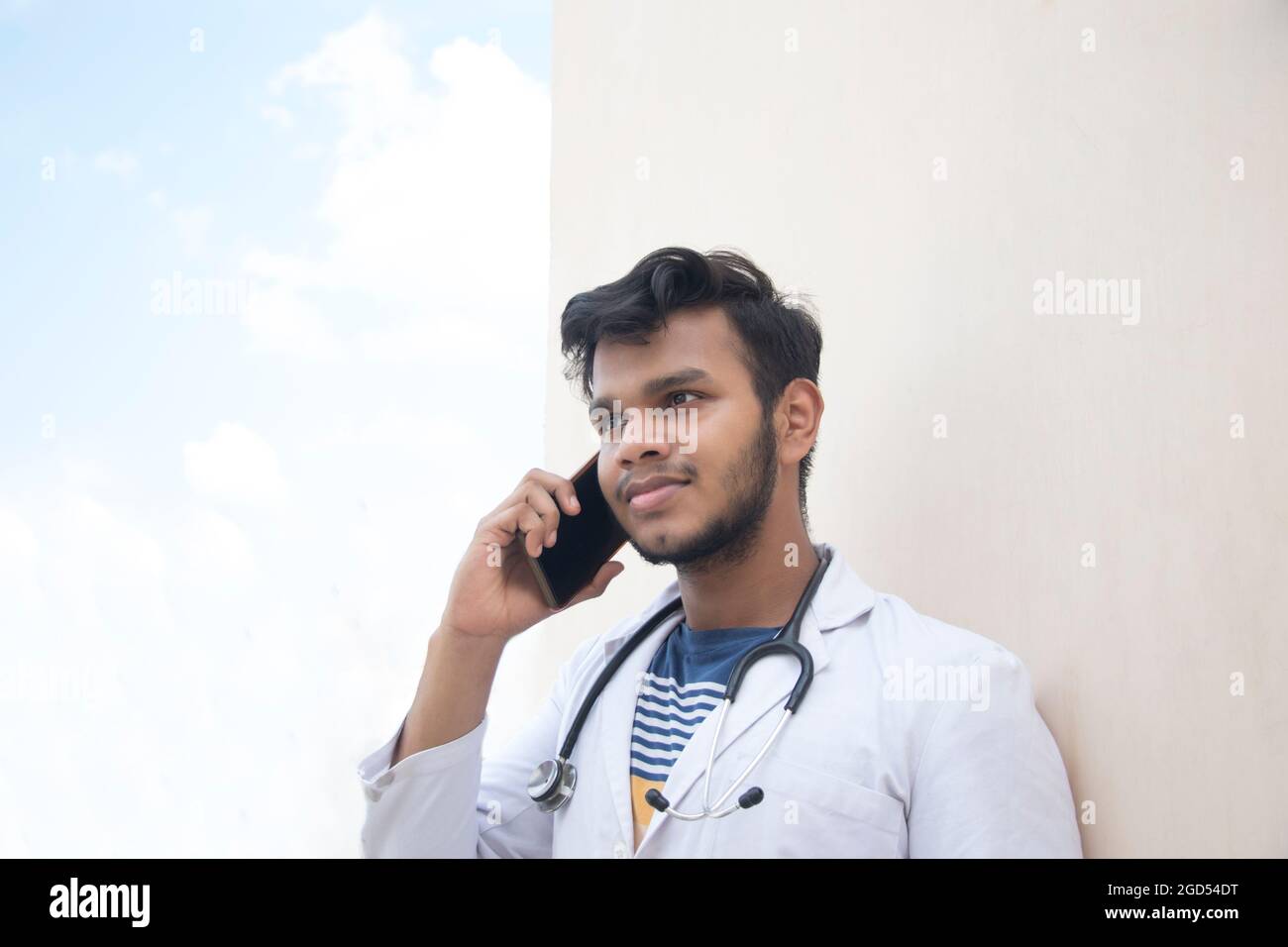 Indian man in lab coat with phone hi-res stock photography and images ...