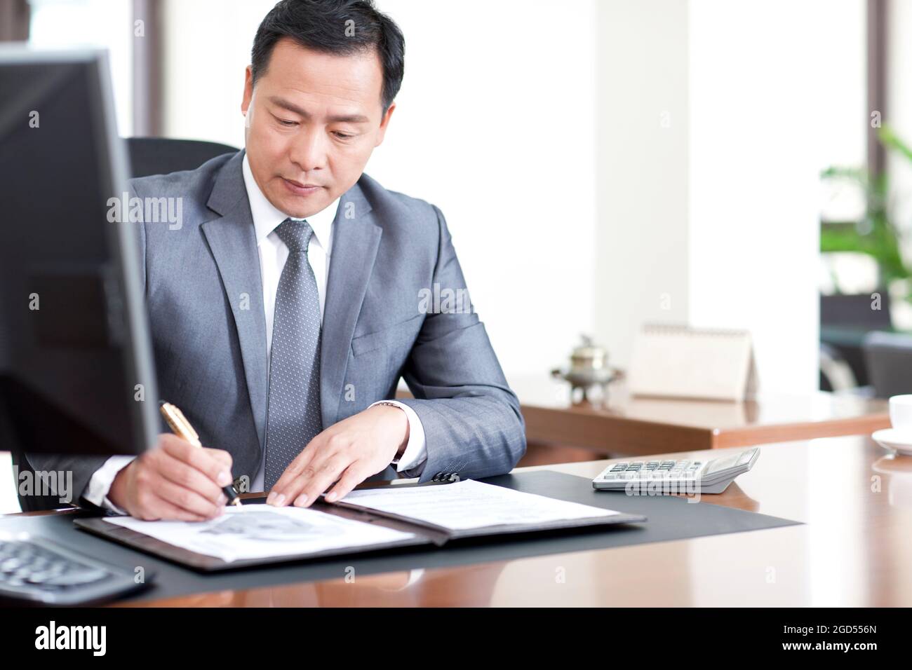 Indian businessman signing document hi-res stock photography and images ...