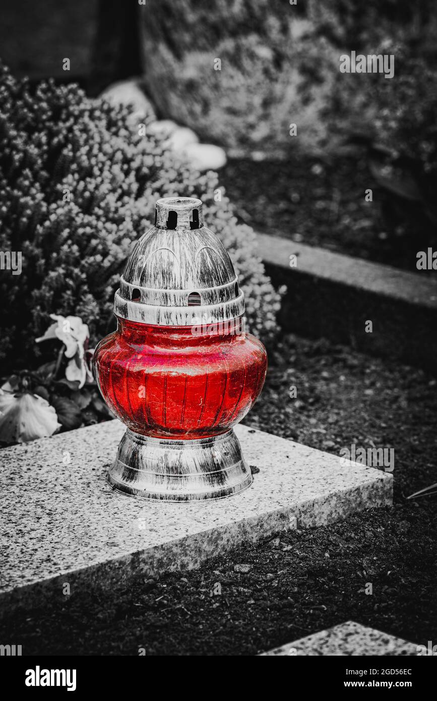 memorial candles light on grave Stock Photo - Alamy