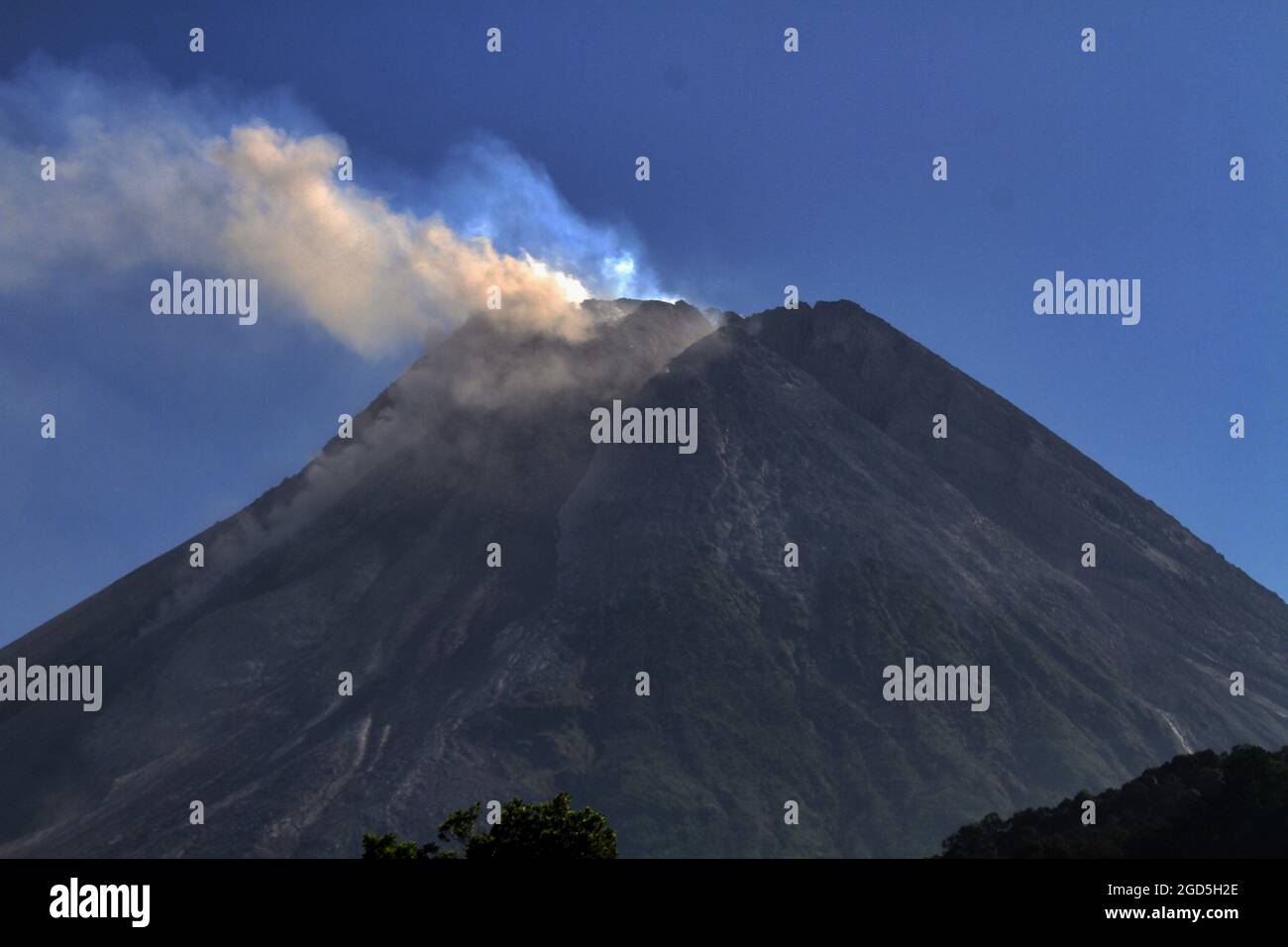 2021 volcano eruptions in indonesia hi-res stock photography and images ...